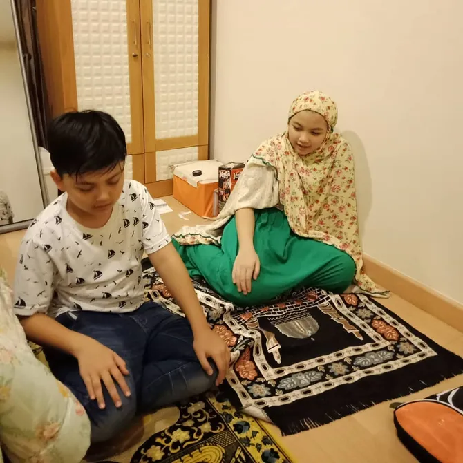 8 Potret Ezzar Anak Sahrul Gunawan yang Beranjak Remaja, Makin Mirip Sang Ayah - Plus.Kapanlagi.com