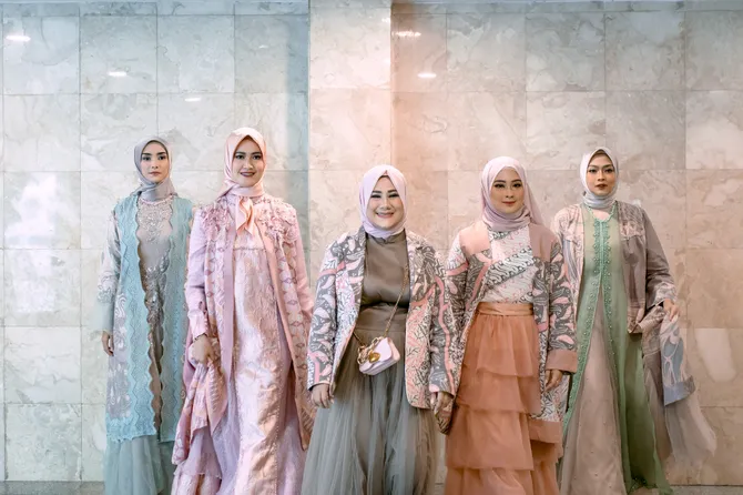 Leny Rafael Kolaborasi WOU Batik, Hadirkan Koleksi yang Terinspirasi ...