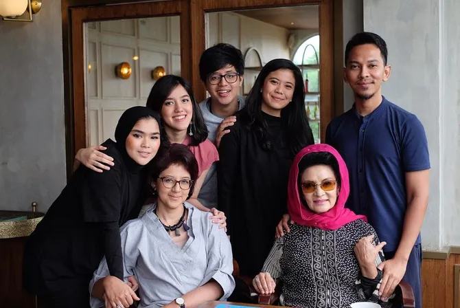 8 Potret Terbaru Farida Pasha Pemeran Mak Lampir, Tetap Cantik di Usia ...