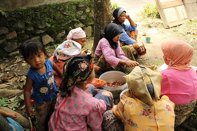 7 Manfaat Hidup Rukun di Lingkungan Masyarakat, Pererat Tali ...