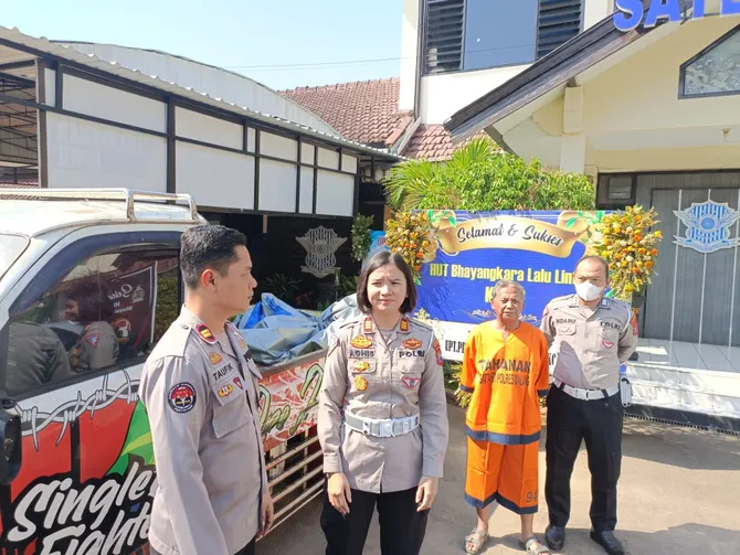 Murni Kecelakaan, Sopir Pick Up Tabrak Peserta Karnaval Hingga 1 Orang Tewas Jadi Tersangka ...