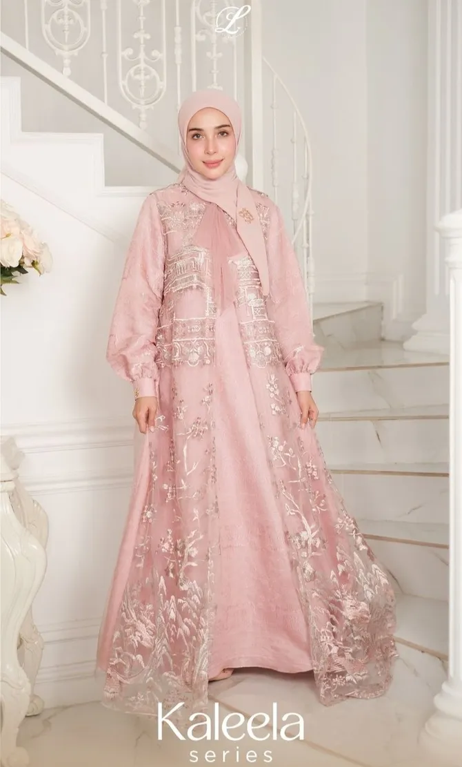 5 Model Gamis Ala Artis Terbaru 2024, Simpel dan Elegan - Plus ...