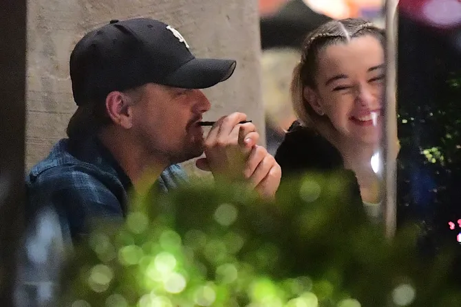 Liburan ke Prancis, Leonardo DiCaprio Cium Mesra Pacar Barunya - Leo ... Liburan ke Prancis, Leonardo DiCaprio Cium Mesra Pacar Barunya - Leo ...