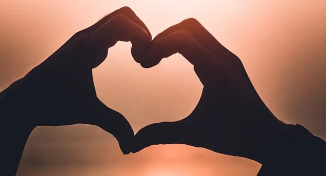 Memahami Arti Emot Love Hitam dan Warna Lainnya Saat Berkirim Pesan ...