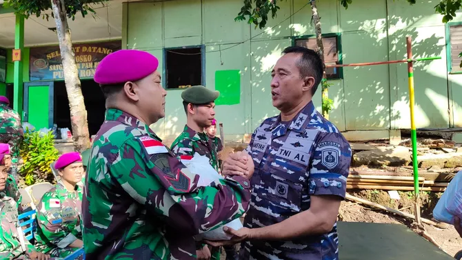 Aksi Berani dan Penuh Risiko Mayjen TNI Nur Alamsyah Tempuh Medan Berat ...