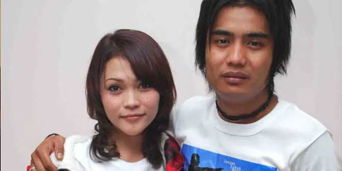 Charly ST12 Duet Bareng Istri 'Mak Nyus' - KapanLagi.com