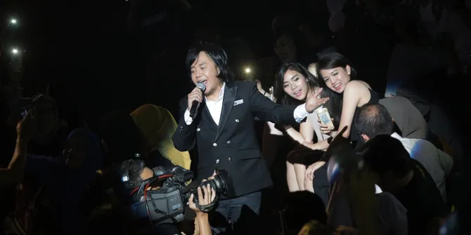 Beredar Foto Sedang Berciuman Dengan Ashraff Sinclair, Ini Klarifikasi ...