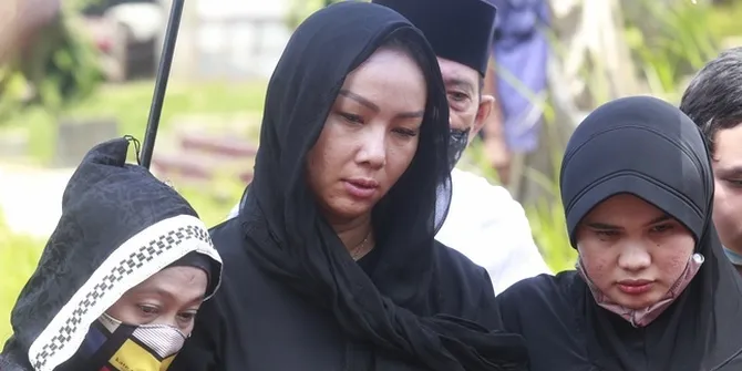 Kalina Ocktaranny Bersyukur Bisa Tuntun Dua Kalimat Syahadat Jelang ... Kalina Ocktaranny Bersyukur Bisa Tuntun Dua Kalimat Syahadat Jelang ...