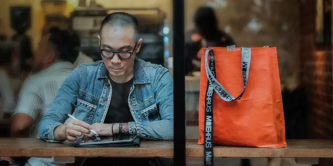 Kenalan Lebih Jauh dengan Abed Azarya, Karyanya Mencuri Hati Brand ...