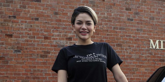 Nikita Mirzani Bagi-Bagi Duit ke 5 Driver Ojek Online, Nangis Saat ... Nikita Mirzani Bagi-Bagi Duit ke 5 Driver Ojek Online, Nangis Saat ...