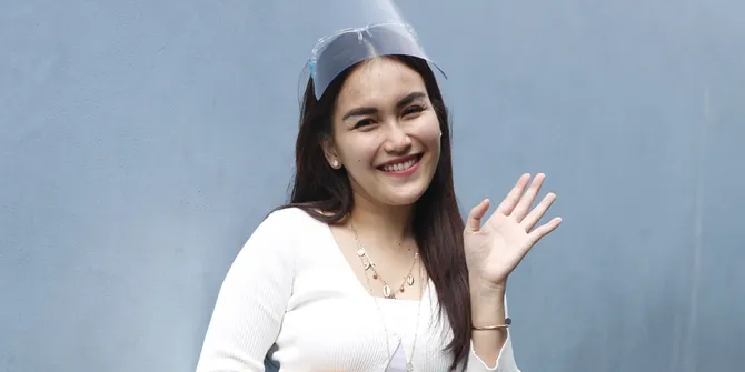 Pertama Kali Unggah Foto Berdua Dengan Aditya Jayusman, Ayu Ting Ting ...