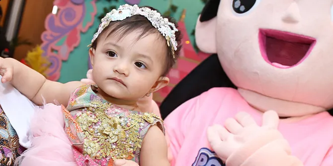 Unyu! Pakai Cheongsam, Baby Arsy Sudah Bisa Bergaya Bak Model Pro ...
