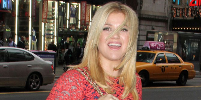 Yuk Kenalan Lebih Dekat Dengan Bayi Kelly Clarkson! - KapanLagi.com Yuk Kenalan Lebih Dekat Dengan Bayi Kelly Clarkson! - KapanLagi.com